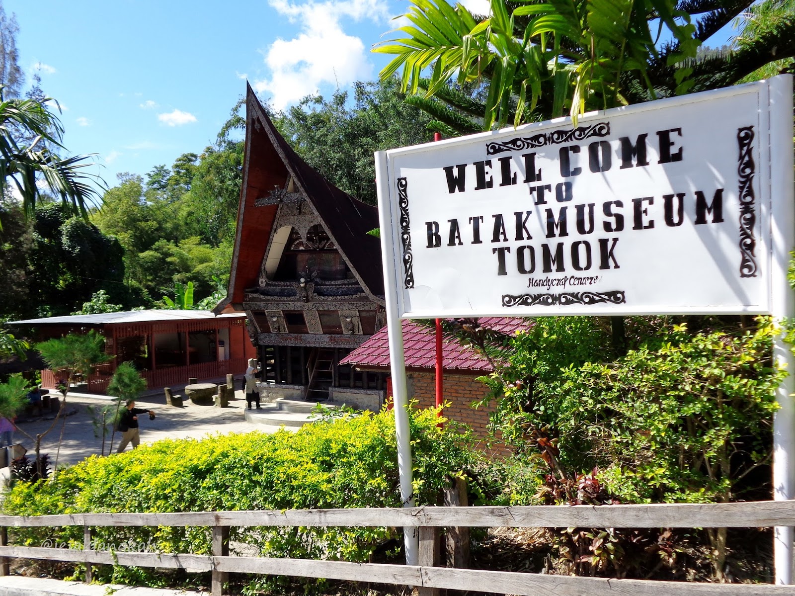 mengintip budaya di museum batak tomok | BludStory