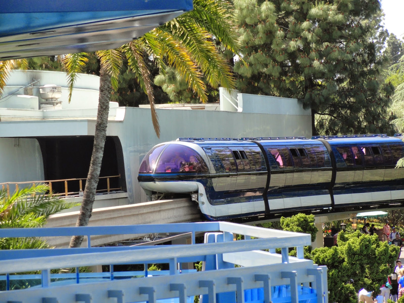 The Disneyland Traveler Blog: Disneyland Monorails: Still Cool After ...