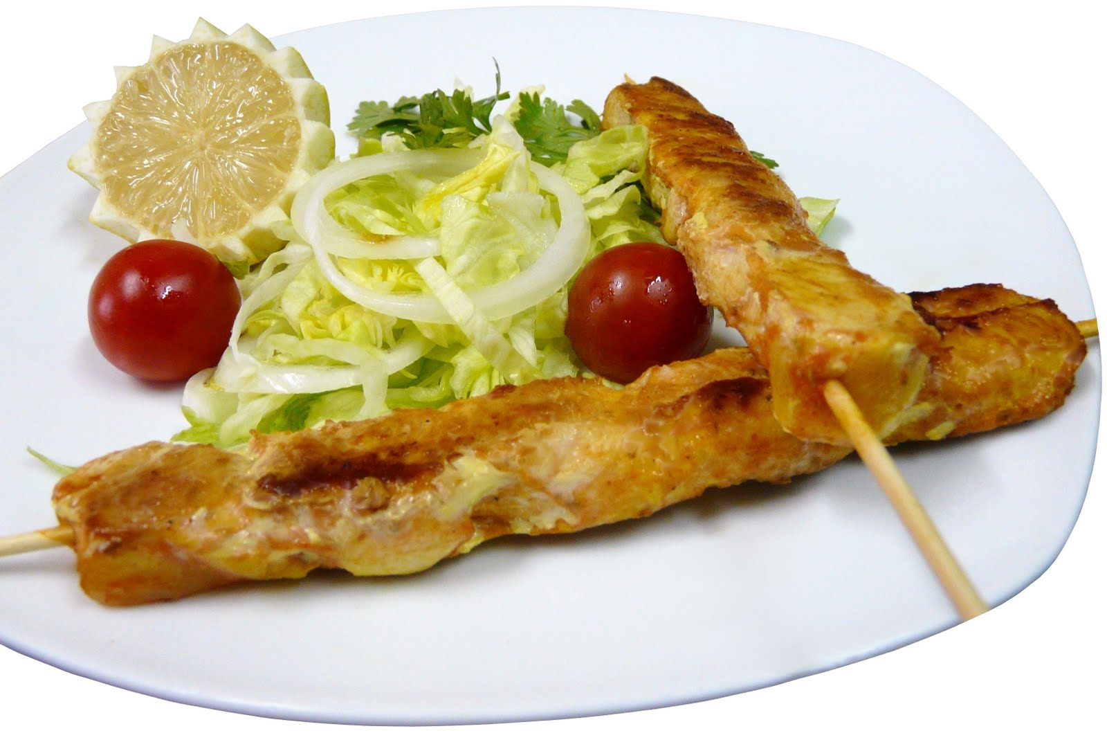 PLATOS MARROQUIES: PINCHITO DE POLLO CON ENSALADA