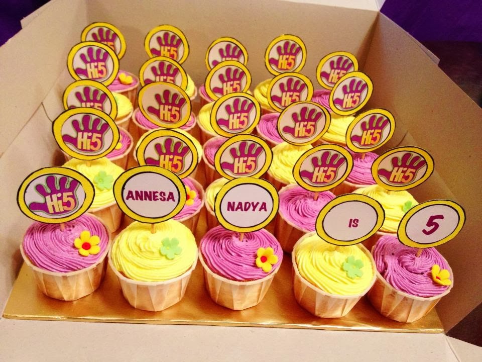 Pink Oven Cakes and Cookies: Hi 5 Cupcakes