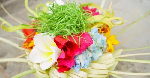 Bentuk dan Simbolisme Canang ~ Bungan Canang