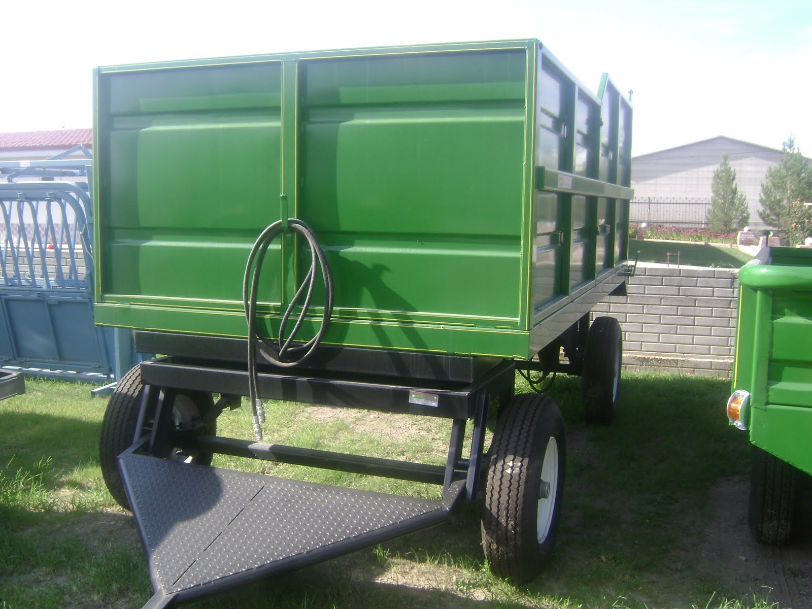 MAQUINARIA AGRICOLA INDUSTRIAL: Remolque Forrajero con Volteo Hidraulico