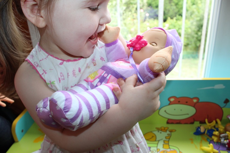 Bébé à bercer Little Love : Le poupon à caliner pour nos enfants