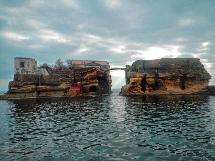 Husmeando por la red: Gaiola, una isla maldita en Italia.