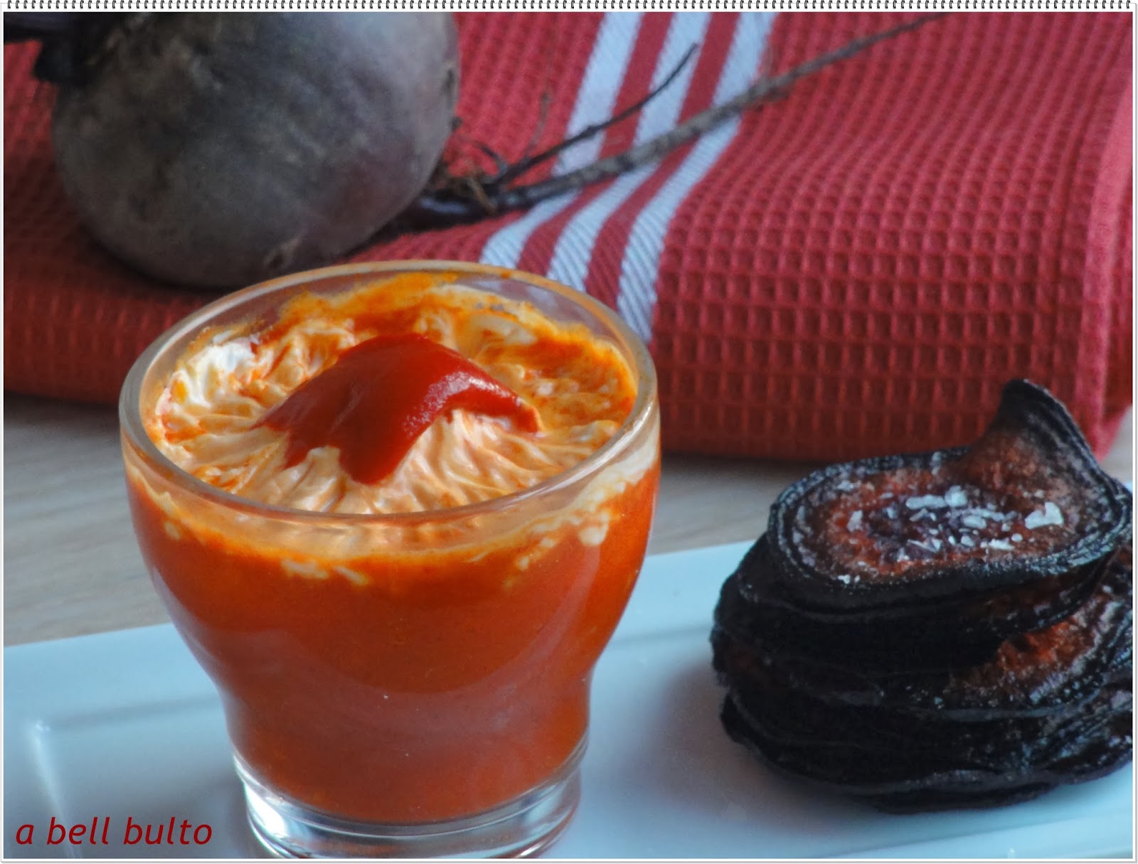 a bell bulto: Dip de pebrot vermell amb xips de remolatxa