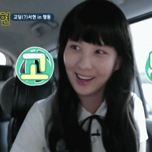 3번째 단추가 힘겨워보이는 교복입은 서현.gif