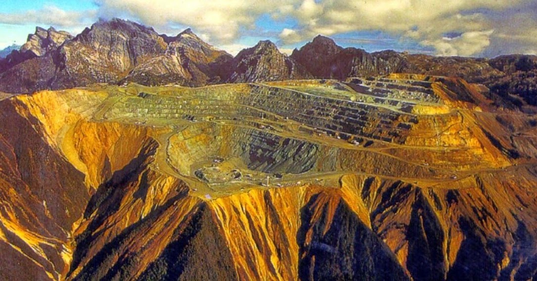 Komar Chucky: Sejarah Freeport - Perampokan Gunung Emas di Papua lebih ...