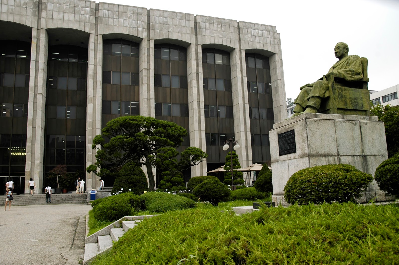 Impresionante inundación de una biblioteca universitaria de Corea del Sur