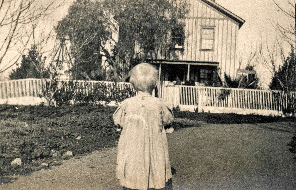 47 Interesting Found Snapshots of People Seen From Behind ~ Vintage ...