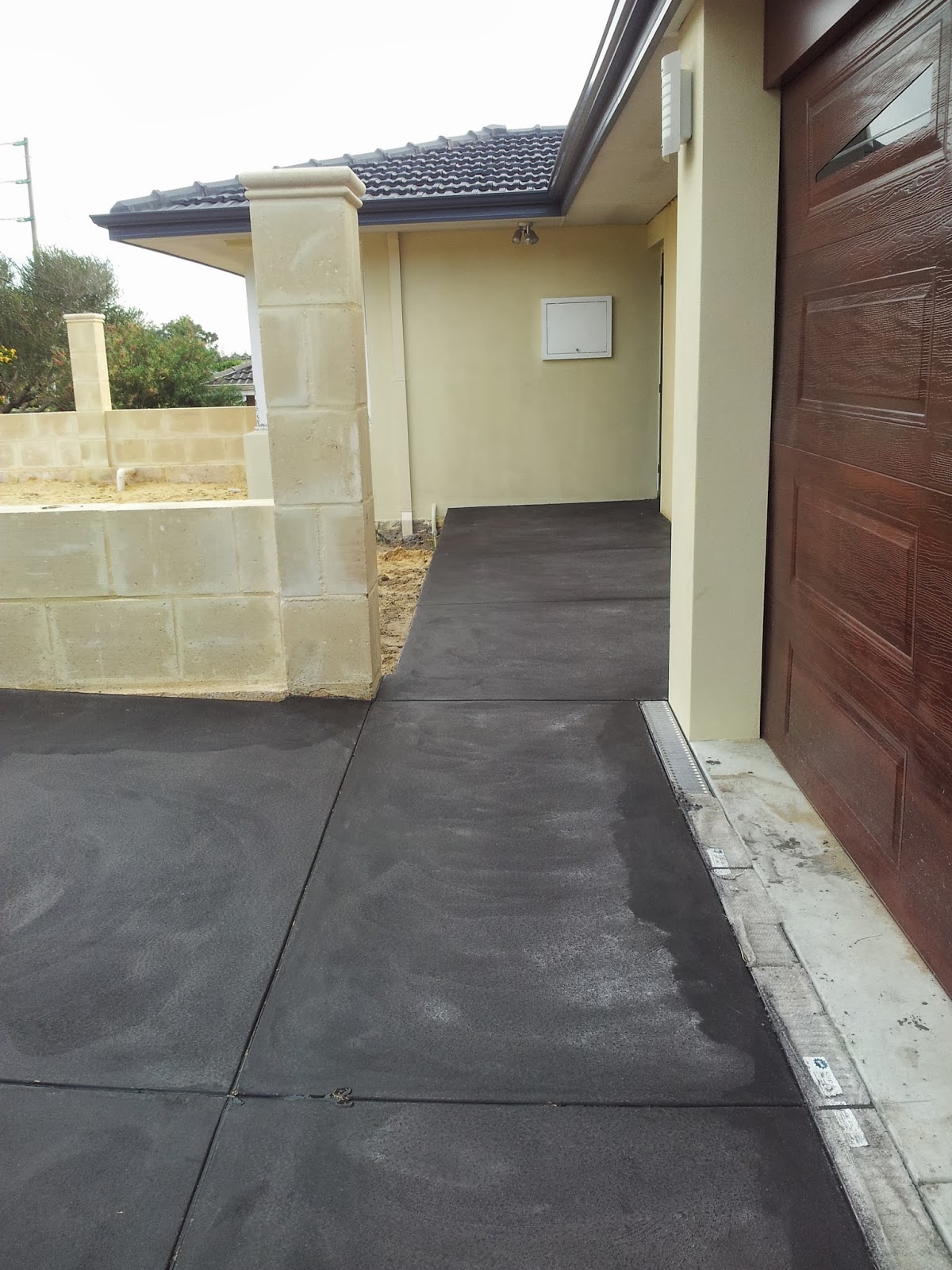 Jarrah Jungle: Say Hello To My New Shiny Flat Driveway
