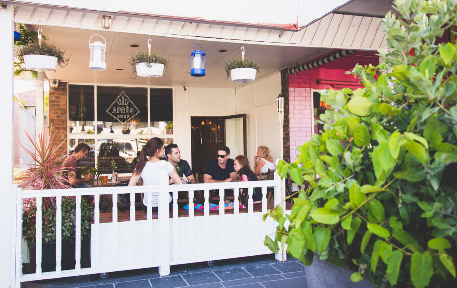 ローカルサーファーご用達のカジュアルバー Après Surf