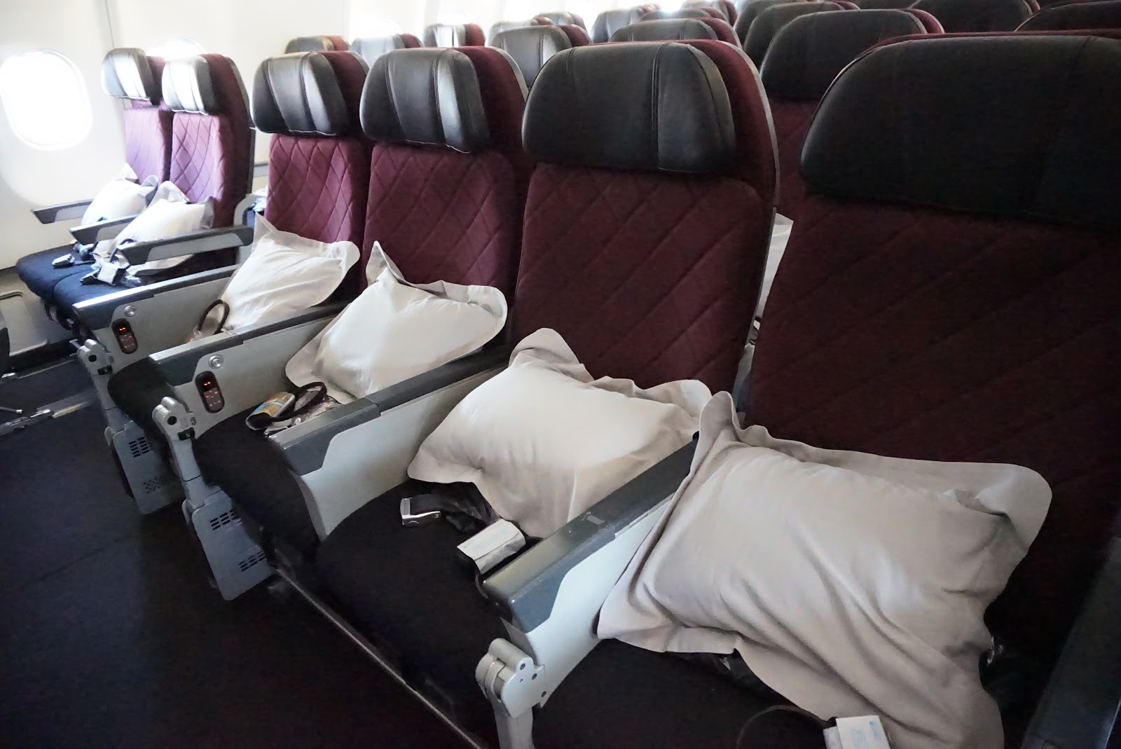 Zephyrous Travels: [Airline Review] - Qantas (QF6) / (QF81) - Economy ...