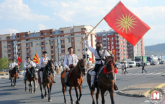 ΠΡΟΚΛΗΣΗ ΜΕ ΣΗΜΑΙΑ, ΗΛΙΟ, ΣΑΡΙΣΕΣ ΚΑΙ ΜΕΓΑΛΕΞΑΝΔΡΟΥΣ ΣΕ ΣΚΟΠΙΑ ...