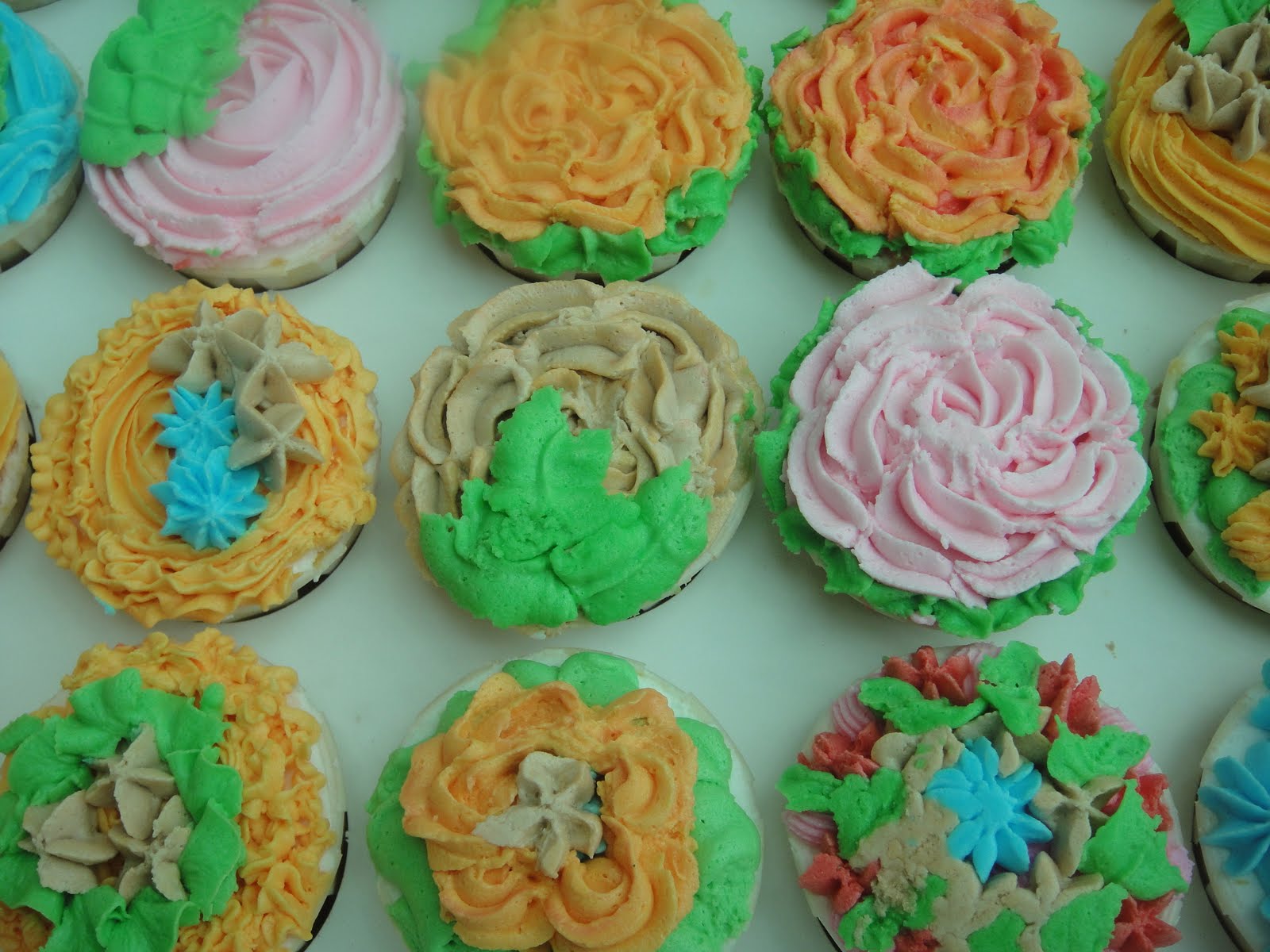 MY LOVELY FONDANT CUP CAKES N CHOCOLATES.: colourful cup cakes