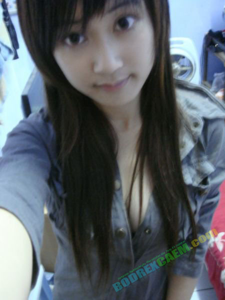 Foto Foto Aksi HOT Cewek Cantik Pamer Tubuh dan Kondom - Bodrex Caem