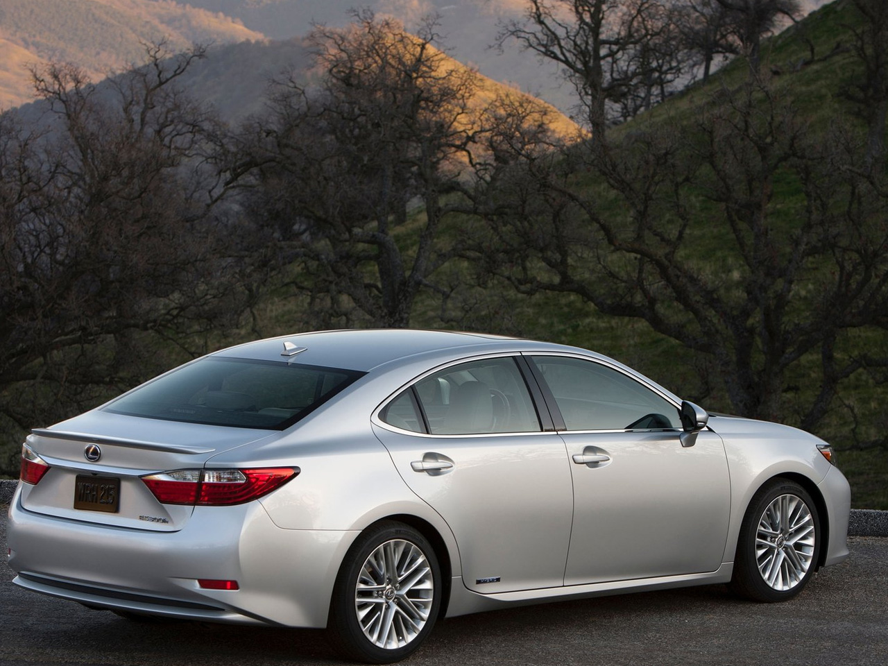 2013 Lexus ES 300h Review and Pictures