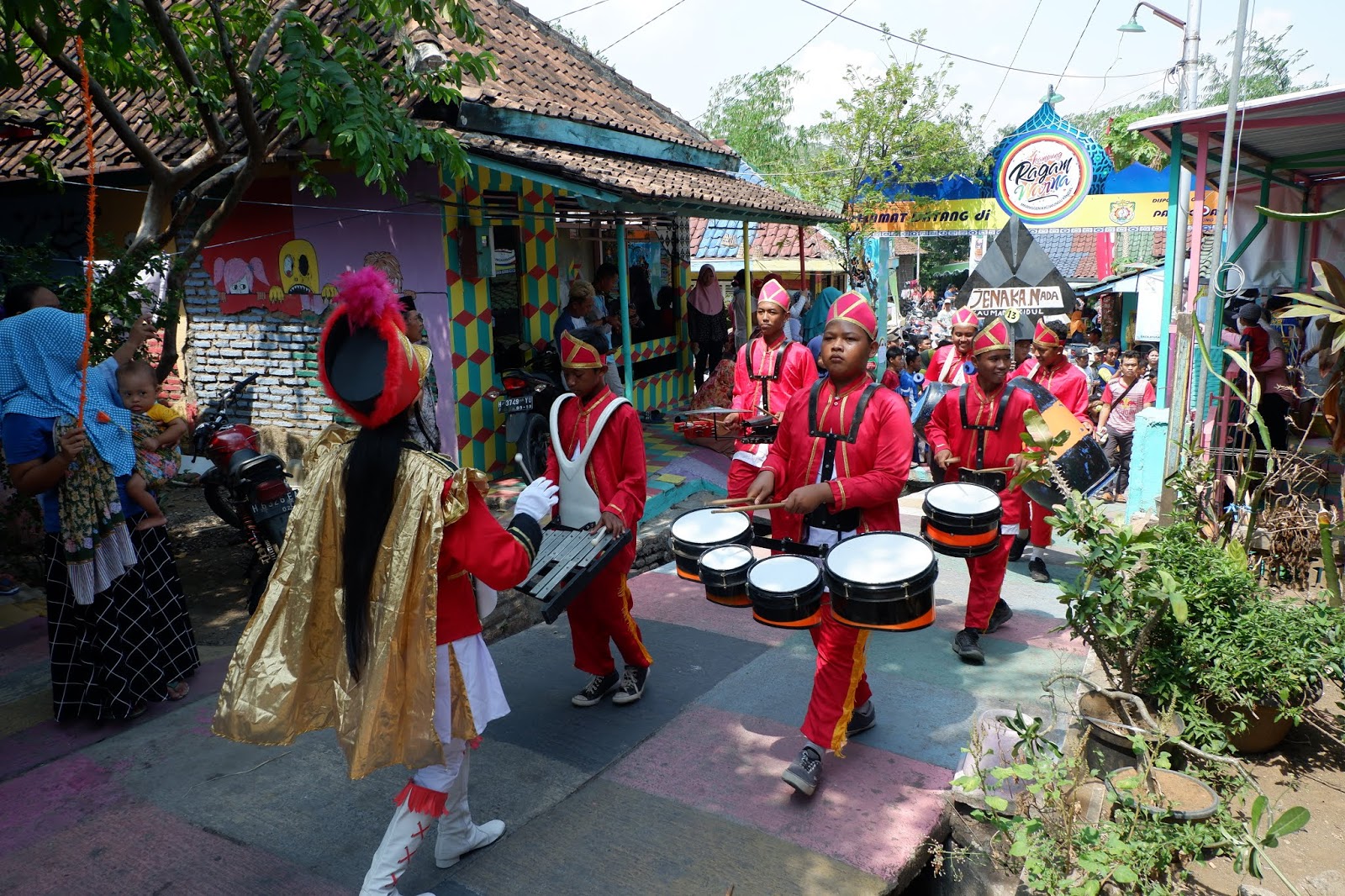 MENGENAL DRUMBLEK DI KAMPUNG RAGAM WARNA ~ DUNIAINDRA