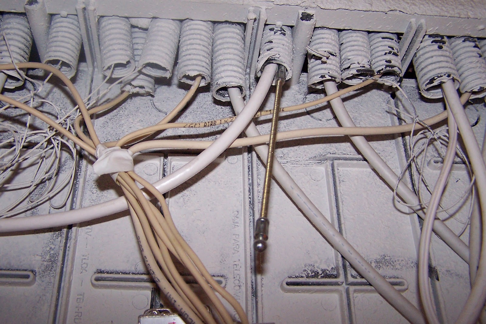 Crónicas desde el octavo pueblo: Cableando la casa