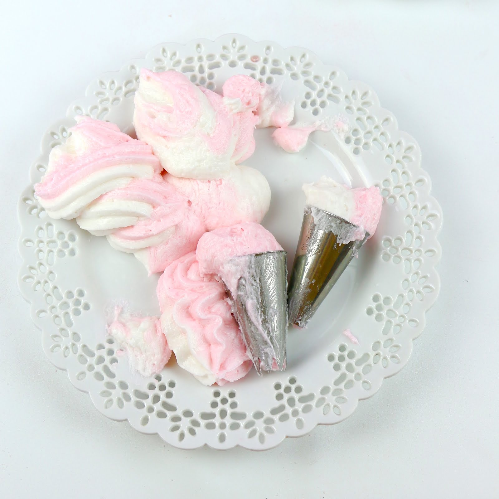 {VIDEO} How To Pipe a Two-Toned Frosting Cupcake Swirl - The Lindsay Ann