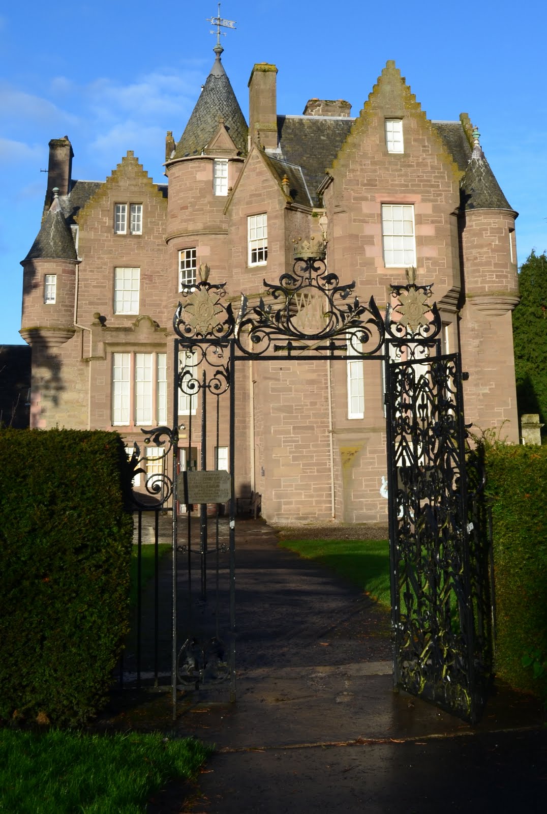Tour Scotland: Tour Scotland Photograph Balhousie Castle Perth ...
