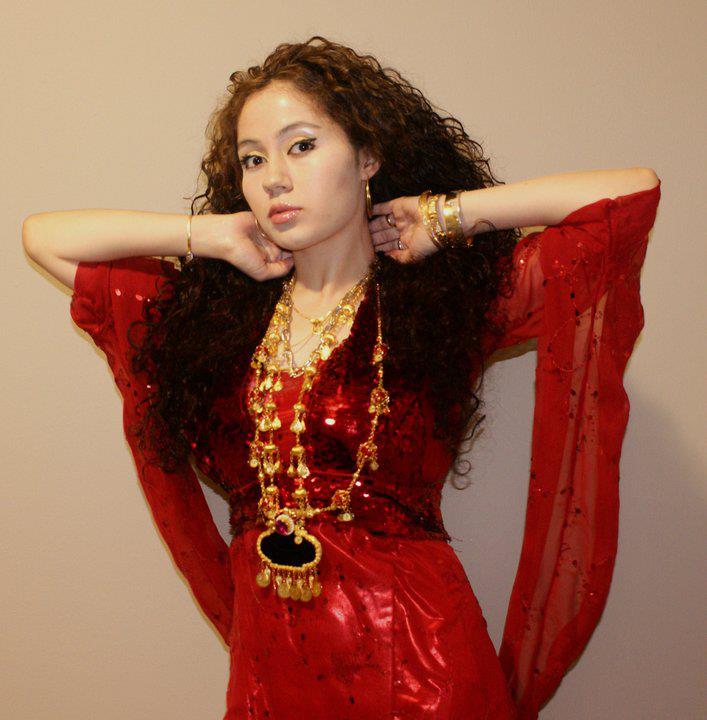 Arab Queen Pics : Arabian lady like wear red dress