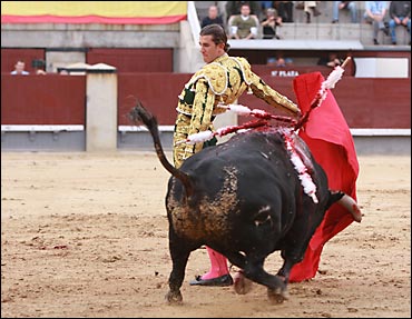 PAGINAS TAURINAS PERU: EL MATADOR ESPAÑOL ISRAEL LANCHO SE DIRIGE A LA ...