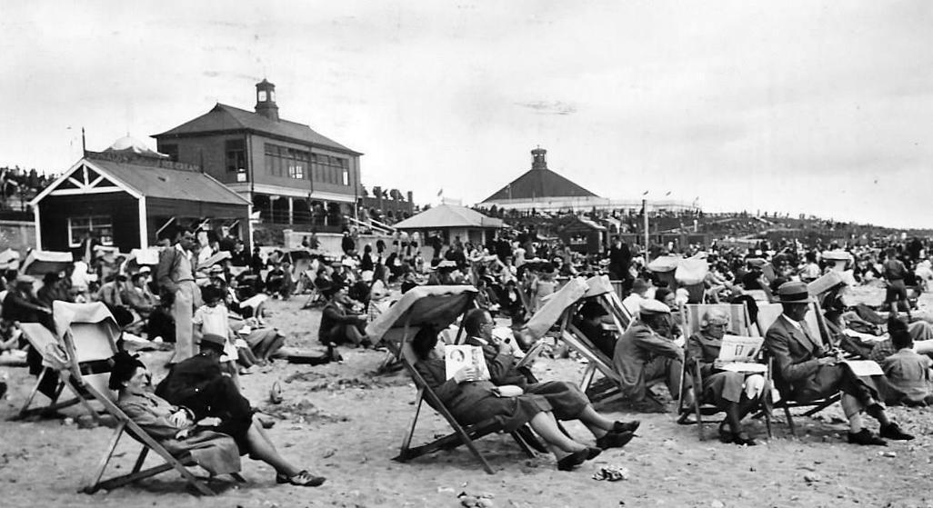 Tour Scotland: Old Photographs People On The The Beach In Aberdeen Scotland