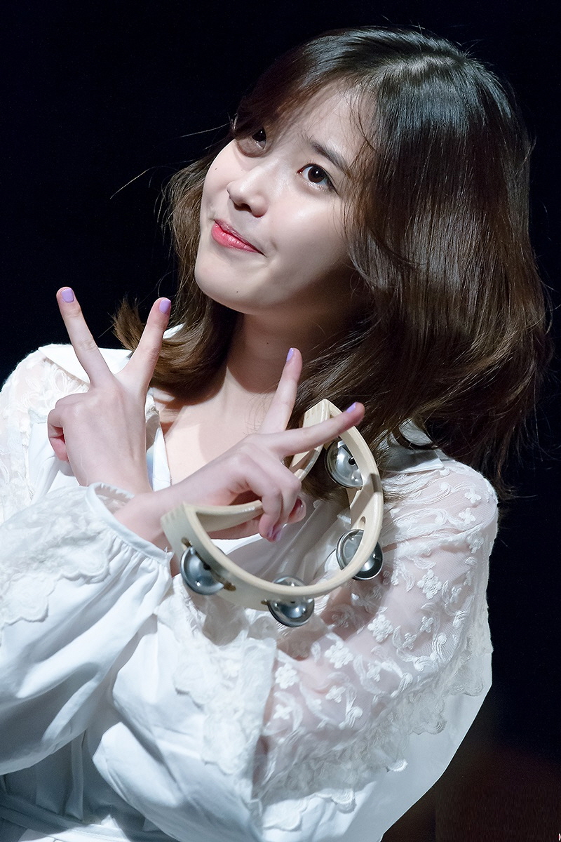 IU small theater concert photo paparazzi. - All of Kpop STarz