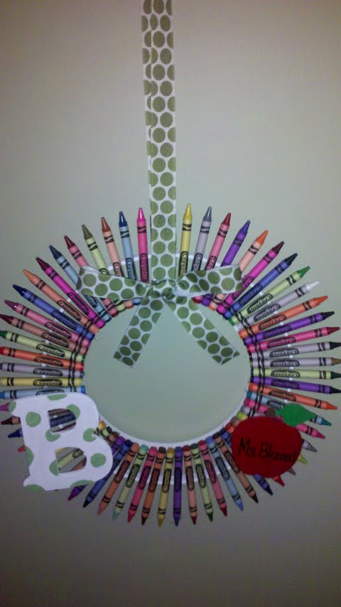 Teachery Tidbits: Throwback Thursday: Crayon Wreath Tutorial