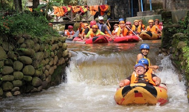 3 TEMPAT RAFTING DI BANDUNG YANG PALING SERU DAN TERKENAL