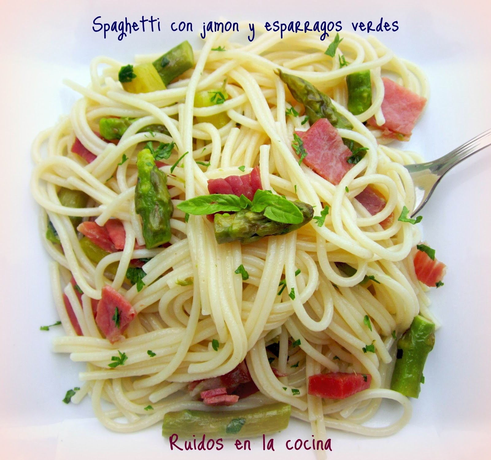 Ruidos en la cocina: Spaghetti con jamón y espárragos verdes
