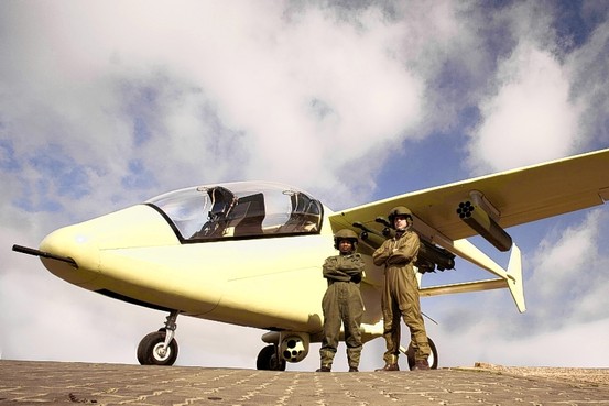 Desarrollo y Defensa: La Foto: Avión de reconocimiento Ahrlac ...