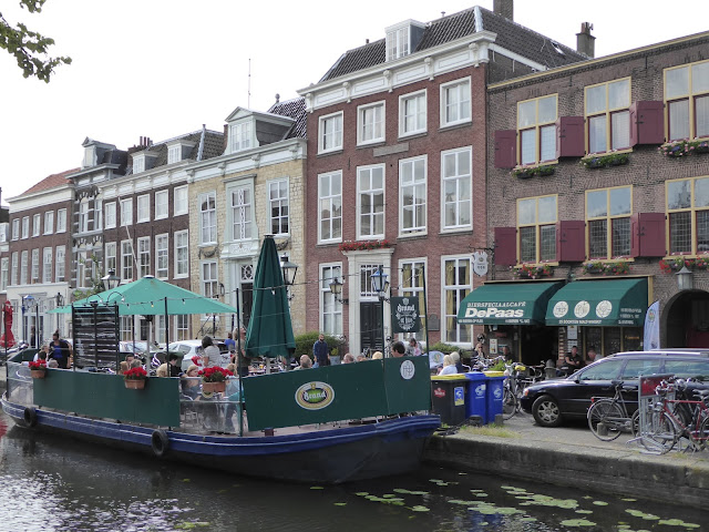 Prop Up the Bar: Den Hague