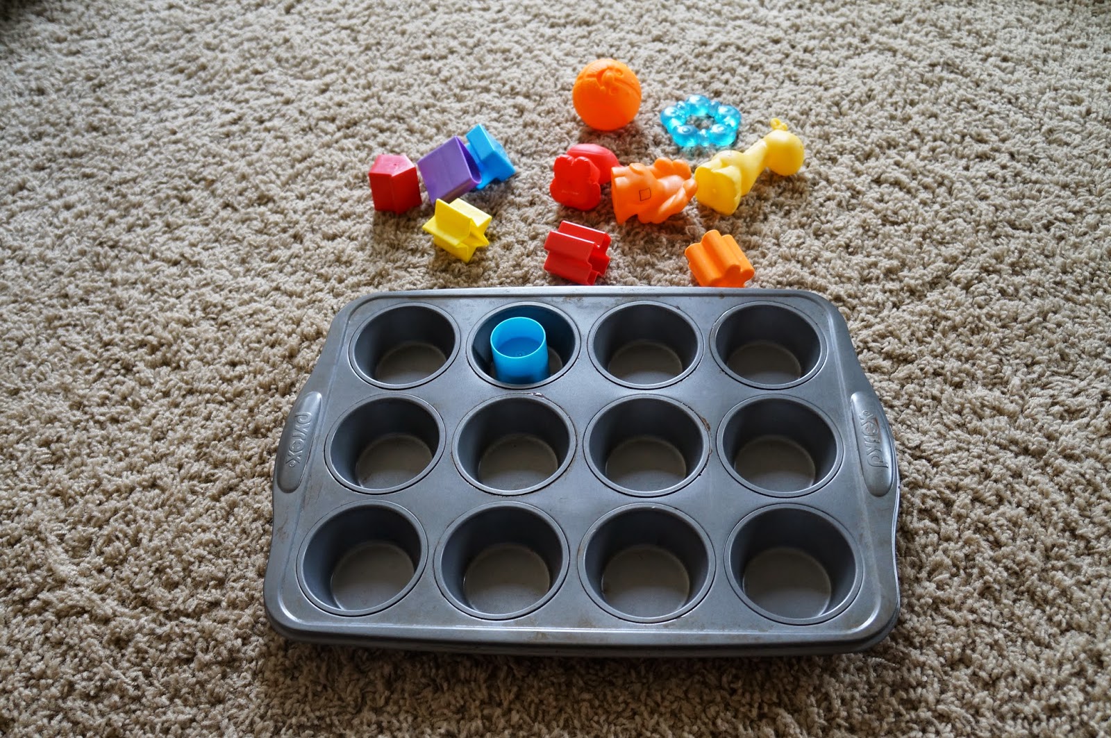Nap and Learn Mommy: Muffin Pan Sorting Activity