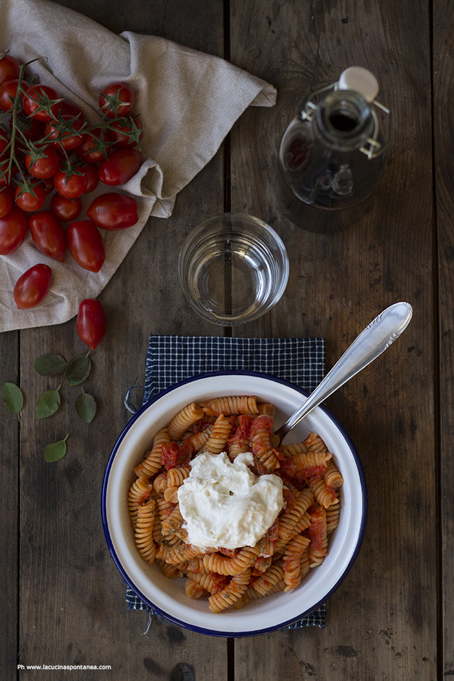Fusilli al pomodoro con burrata, foglie e polvere di cappero - La ...