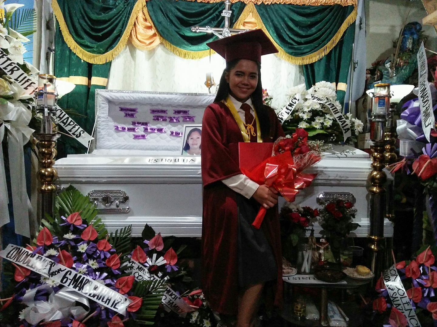 “Graduate na ako, ma” Graduate poses next to her mother’s casket