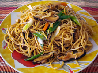 Shogun's Kitchen: CHOW MEIN ΜΕ ΛΑΧΑΝΙΚΑ (菜炒面)