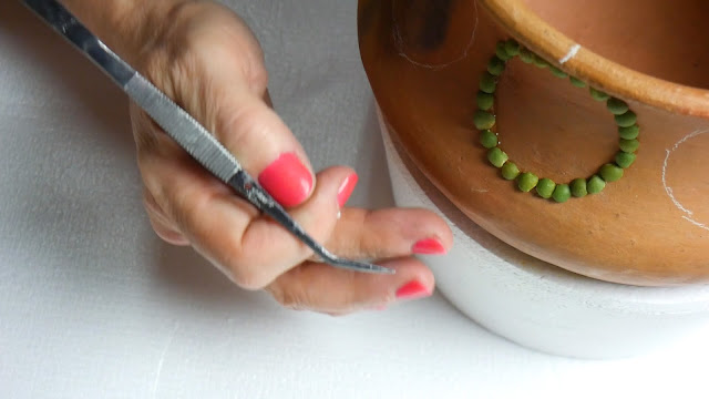 La segunda hilera la hice con las lentejas marrones, coloqué pegamento ...