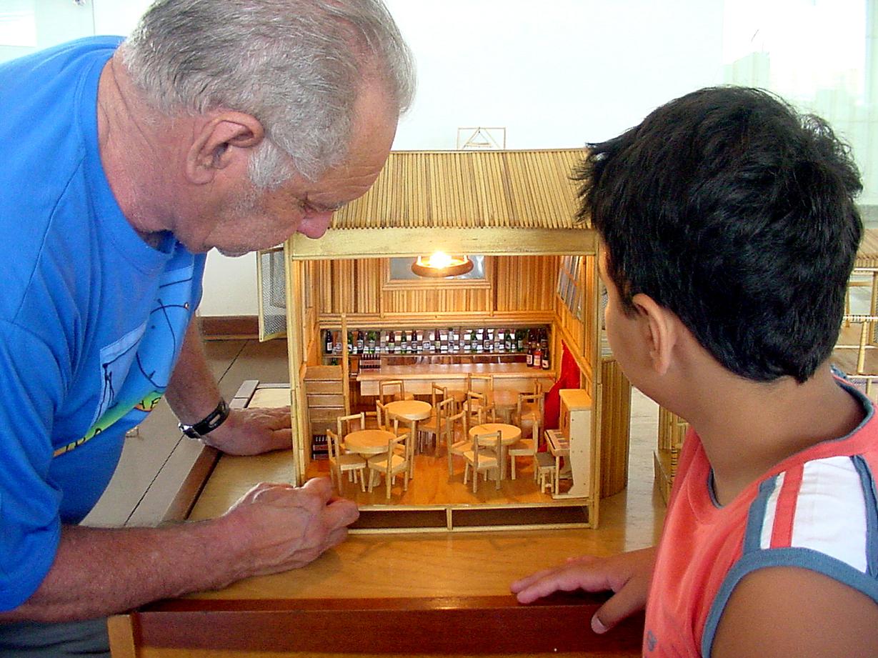 Artesanato em família: Um "saloon" do Velho Oeste americano