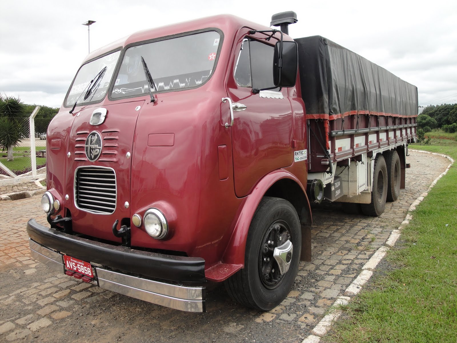 Veículos em Geral: Caminhão FNM D11.000