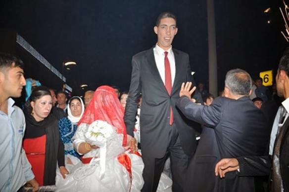 World’s tallest man gets married to woman who is 2 feet, 7 inches ...