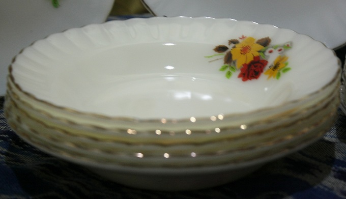 Lemari Cantique: Dinnerset ala -pyrex ~ hye sung, korea (Sold)