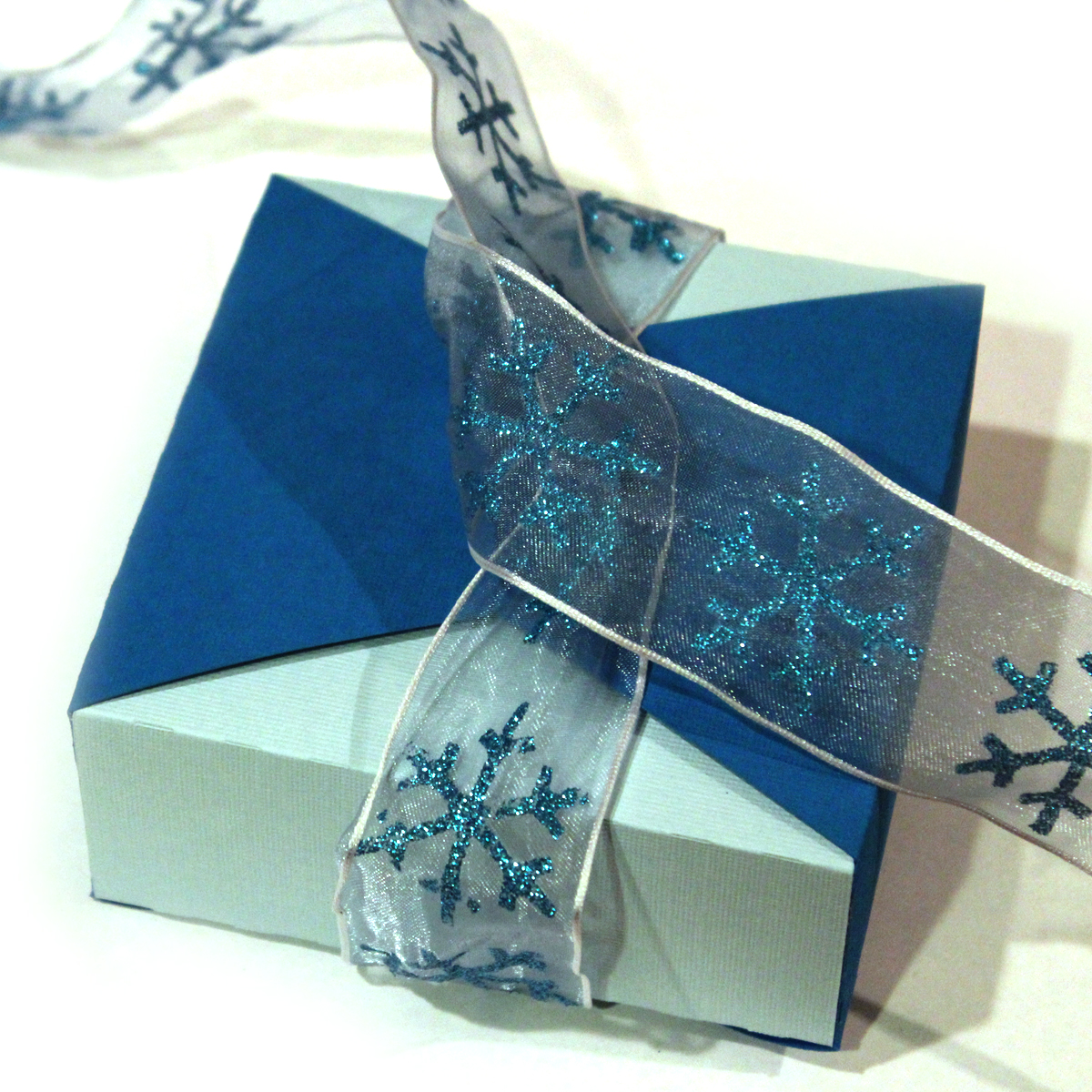 3 under 3 and more: ribbon wrapped box tutorial