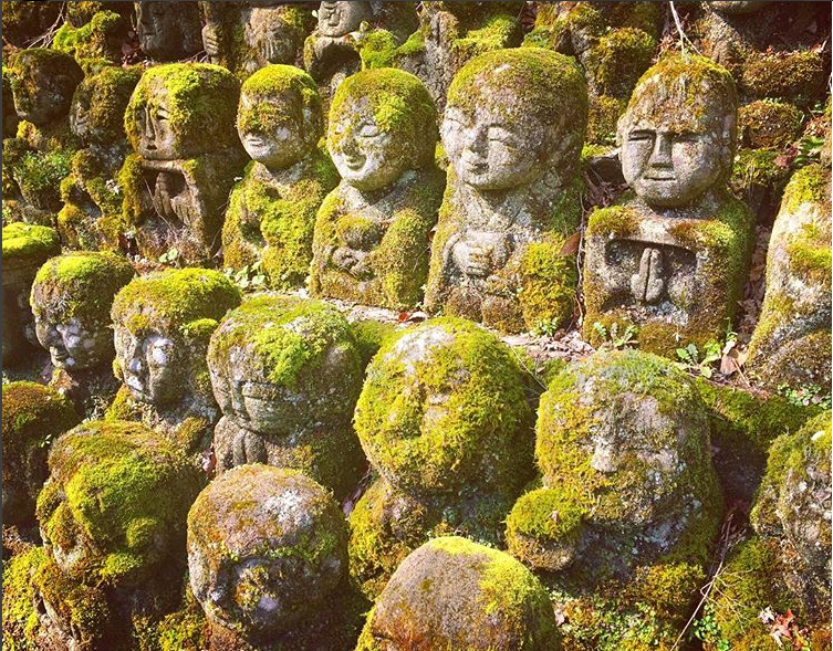 Global Roadie: Moss covered stone statues in Otagi Nenbutsu-ji temple ...