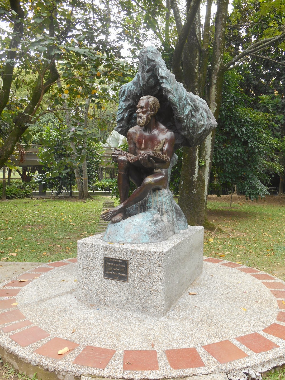 Esculturas de Colombia: El maestro: formador de futuro - Alonso Ríos ...