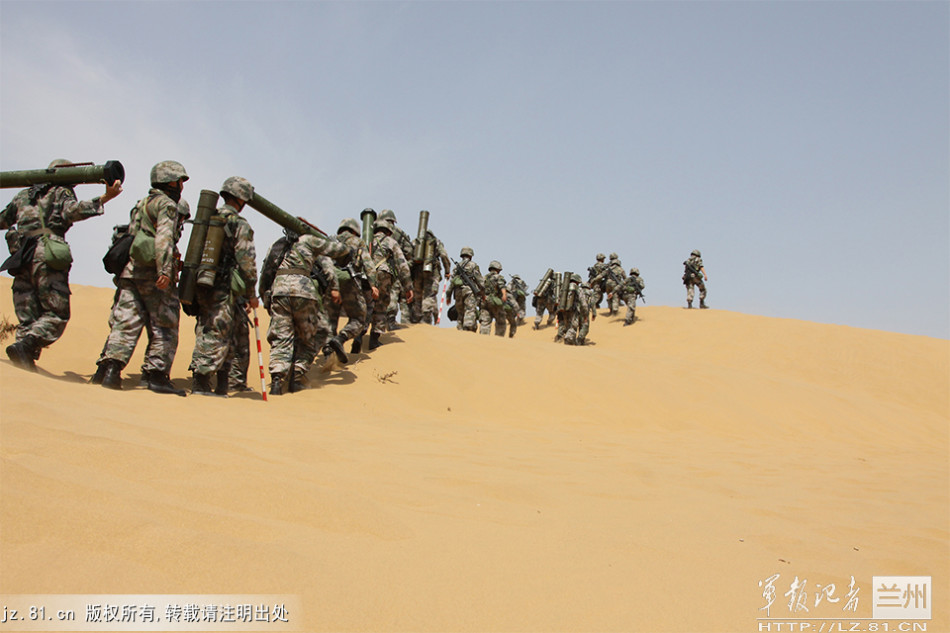 Asian Defence News: Chinese PLA soldiers practice fighting in the desert