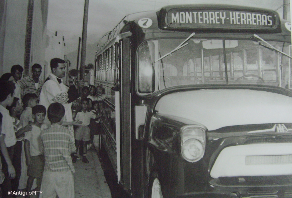 Monterrey, México: Camiones trompudos