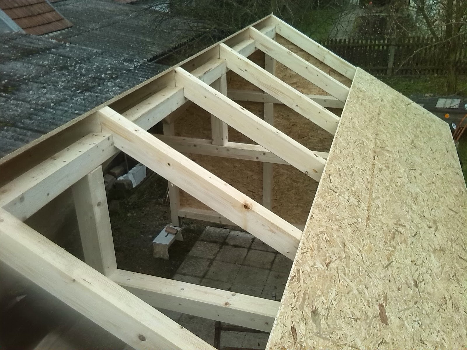 PEkne TRuhlarstvi: Přístřešek pro auto