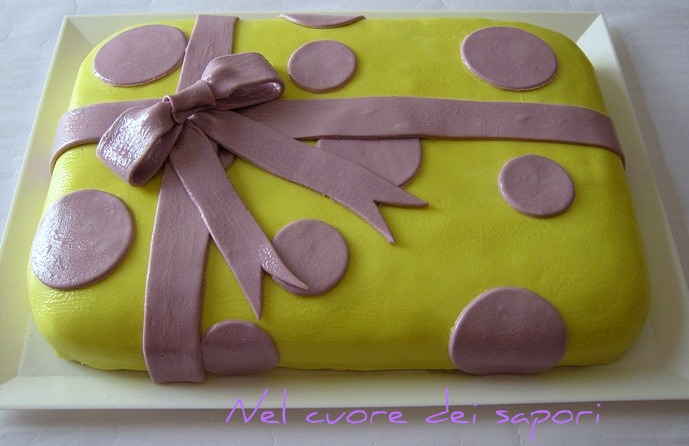 Nel cuore dei sapori: Torta pacco regalo a pois
