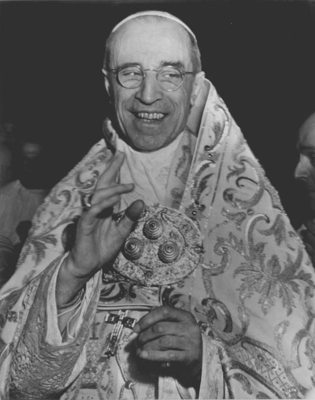 171 - Papa Pio XII com capa, abençoando | Santa Madre Igreja em Fotos